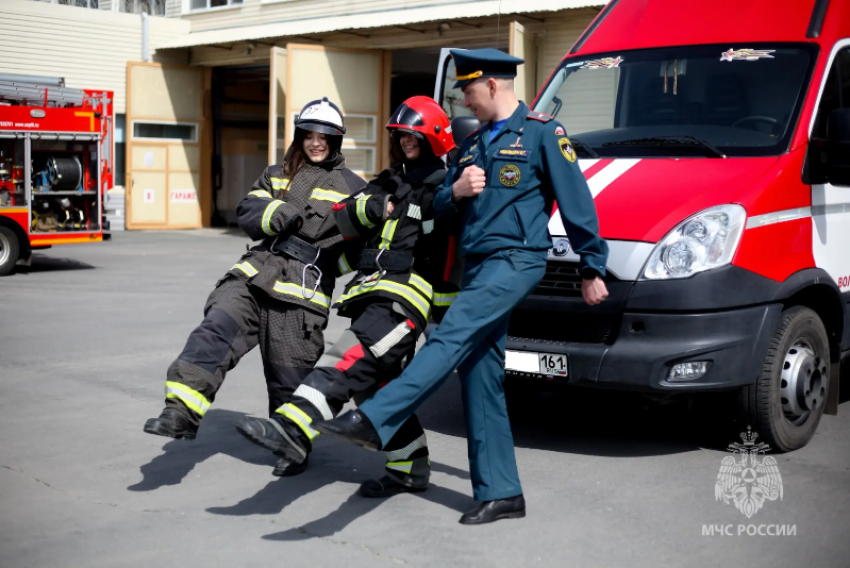 Волгодонские огнеборцы показали цимлянским школьникам, как тушат пожары ...
